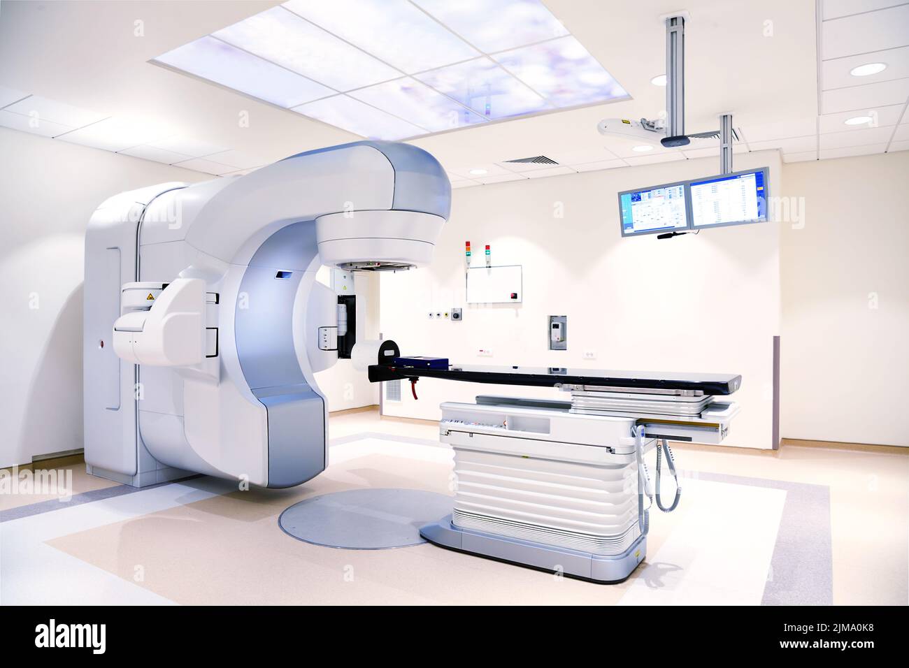 Hospital linear accelerator Stock Photo - Alamy