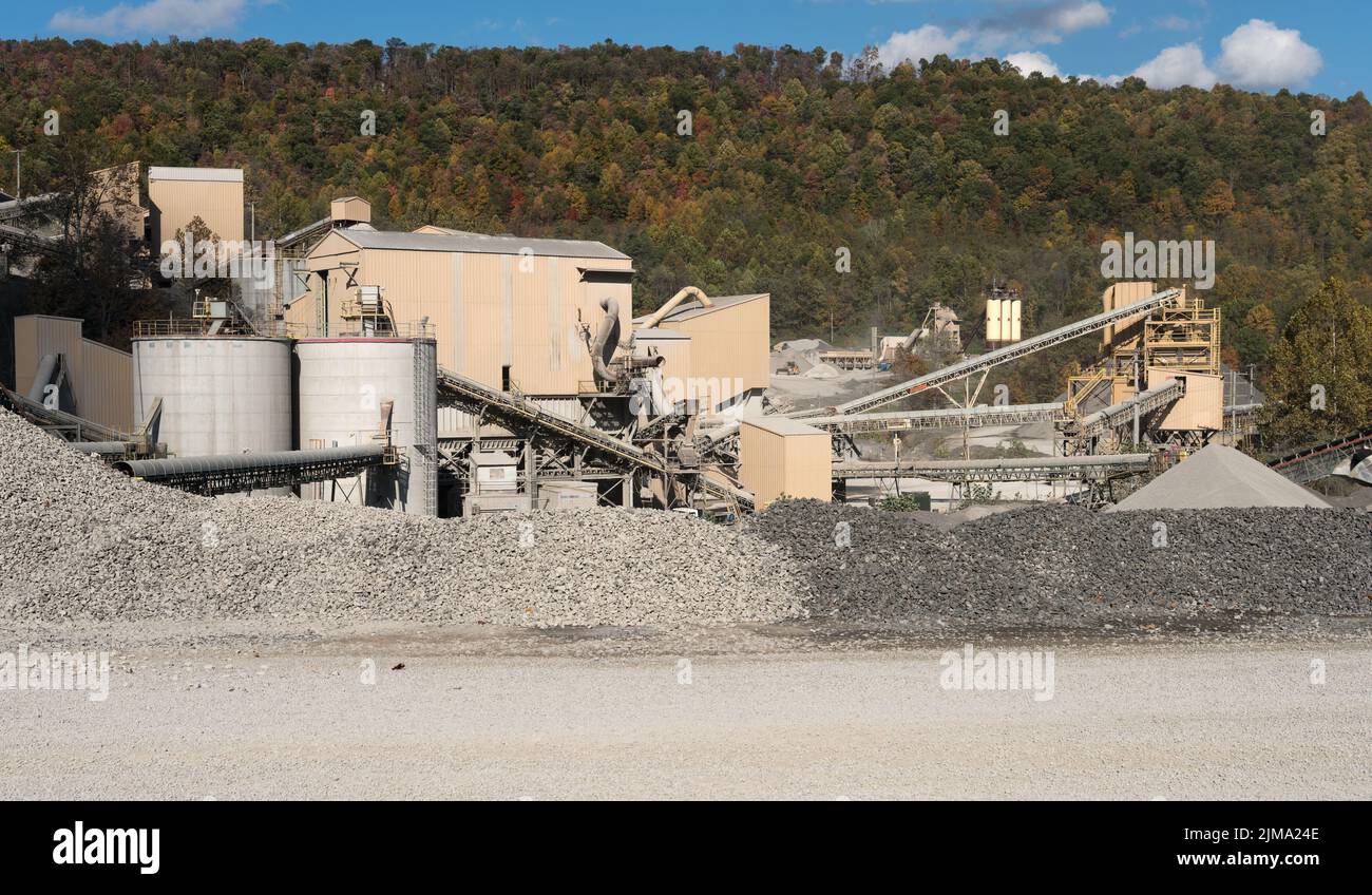 Limestone quarry industrial machinery hi-res stock photography and ...