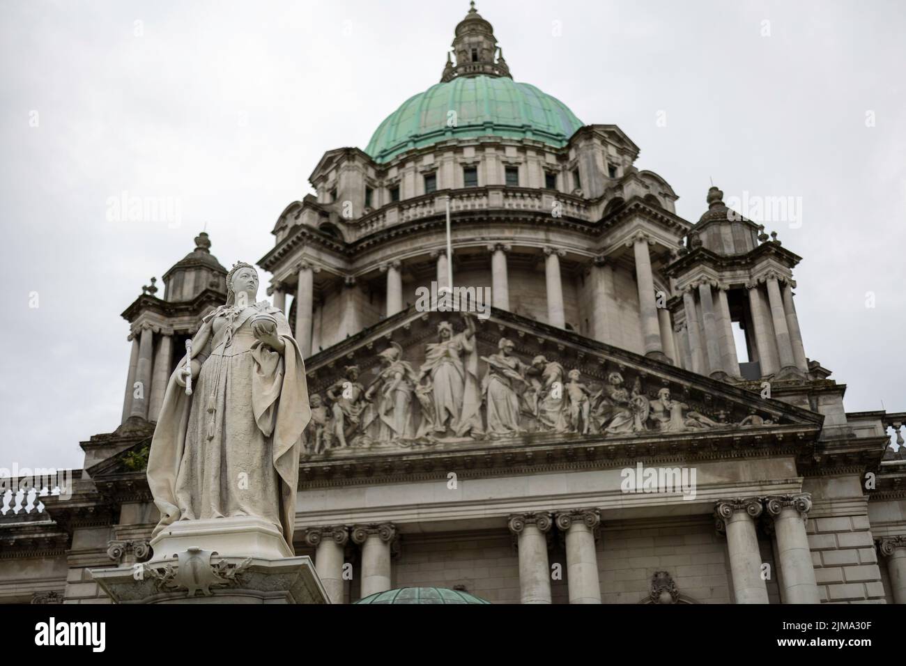 The memorial statue of Queen Victoria in front of Belfast City Hall ...