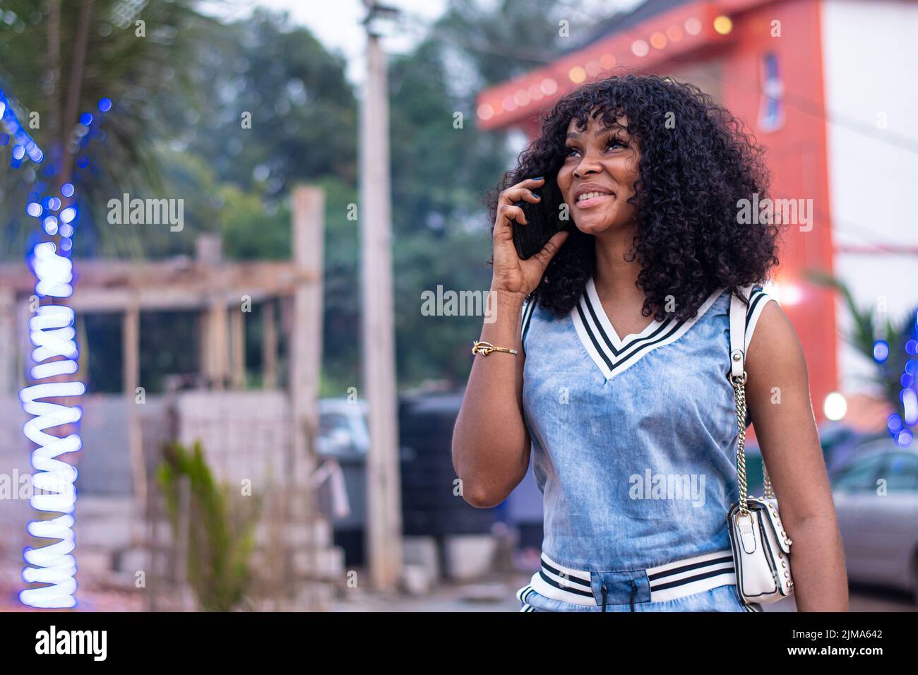young black woman making a phone call outdoors Stock Photo - Alamy