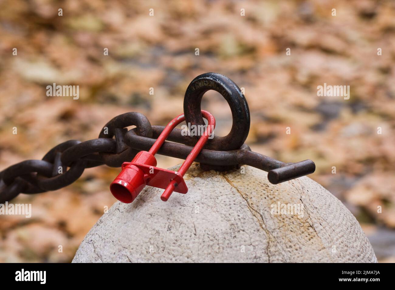 Red padlock and chain Stock Photo - Alamy