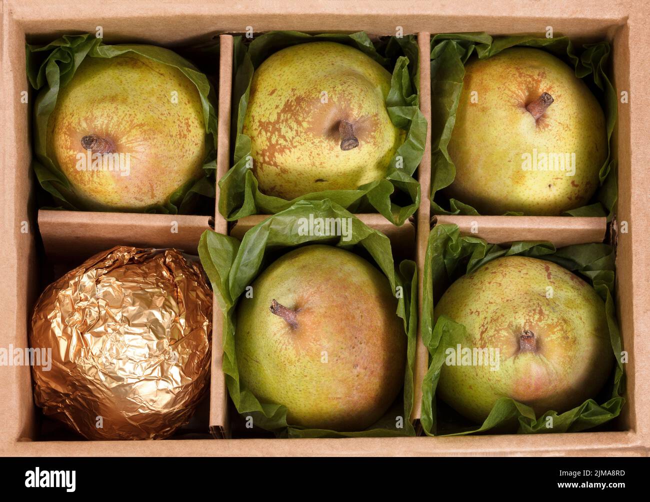 Box of pears hi-res stock photography and images - Alamy