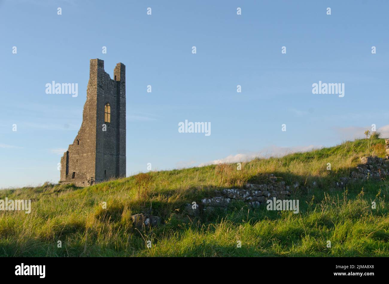 Crumbling castle hi-res stock photography and images - Alamy