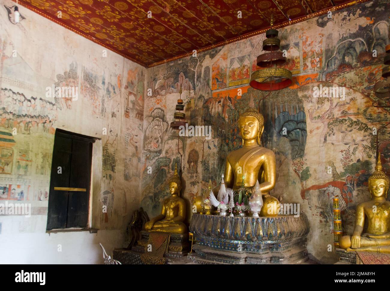 Shrine and wall murals of Wat Patuoah Stock Photo - Alamy