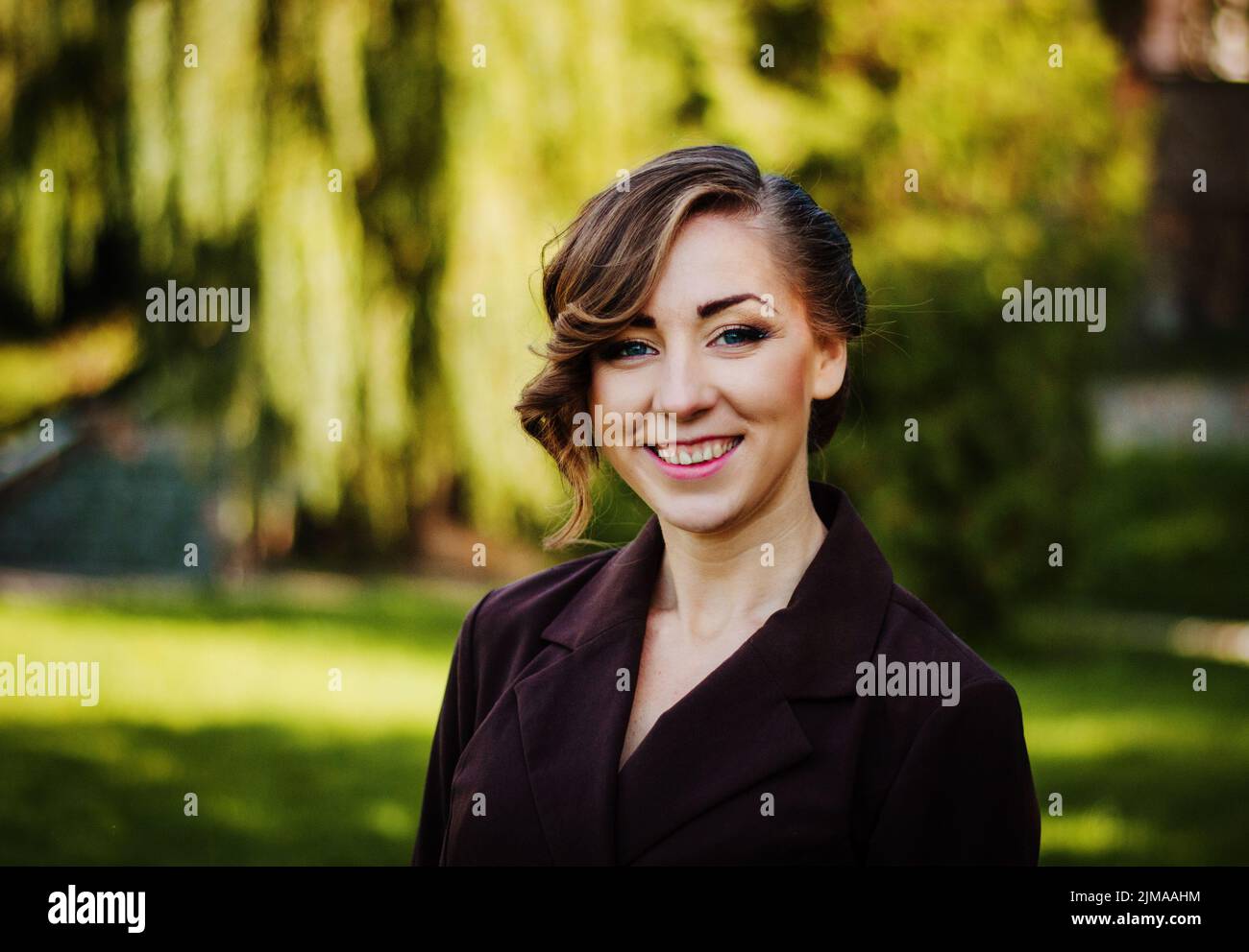 close-up-face-portrait-of-smart-cheerful-girl-with-old-fashioned