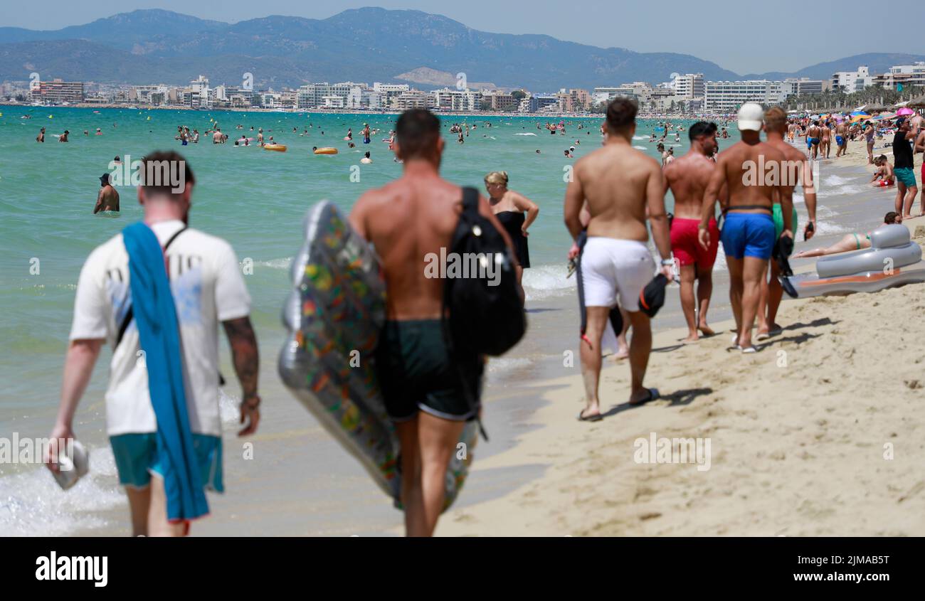 Palma, Spain. 05th Aug, 2022. People walking on a narrow beach. Credit ...