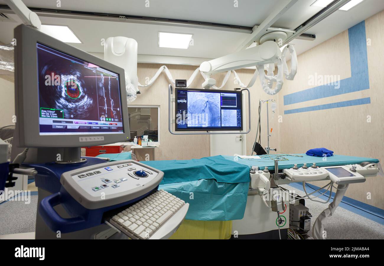 Surgery room bed scanner equipment Stock Photo - Alamy