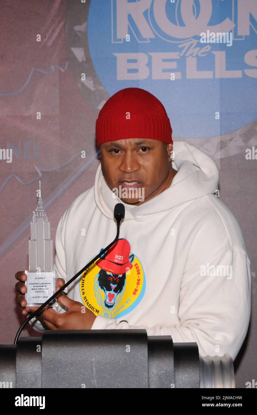 LL Cool J visits The Empire State Building to celebrate the first ever ...