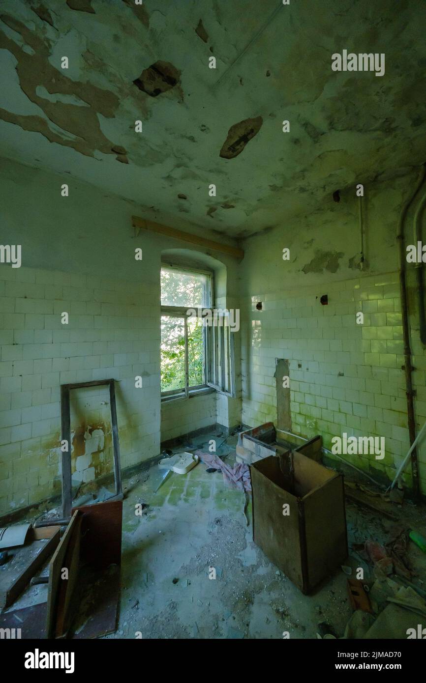 Abandoned room with broken furniture Stock Photo - Alamy