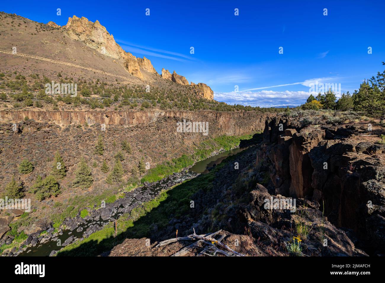 A stunning view of the Smith Rock State Park in Oregon, United States ...