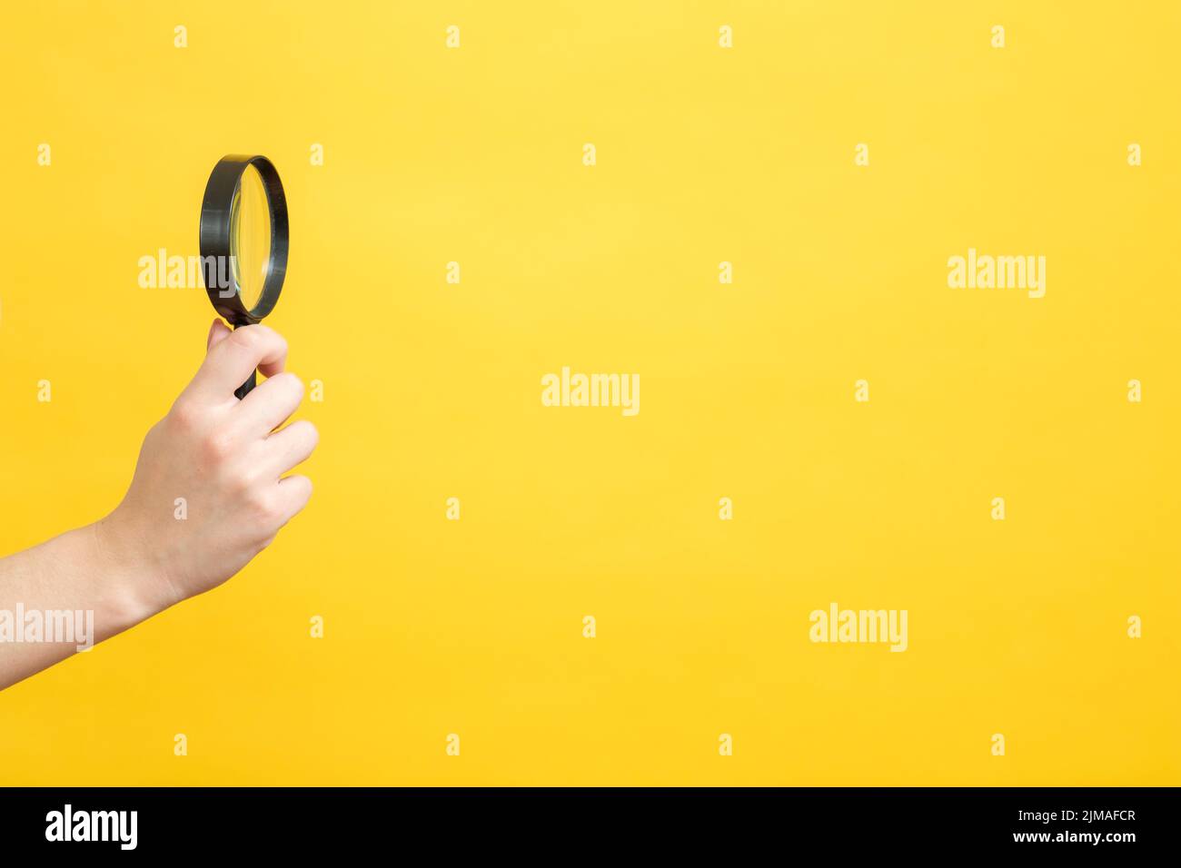 Hand magnifier hi-res stock photography and images - Alamy