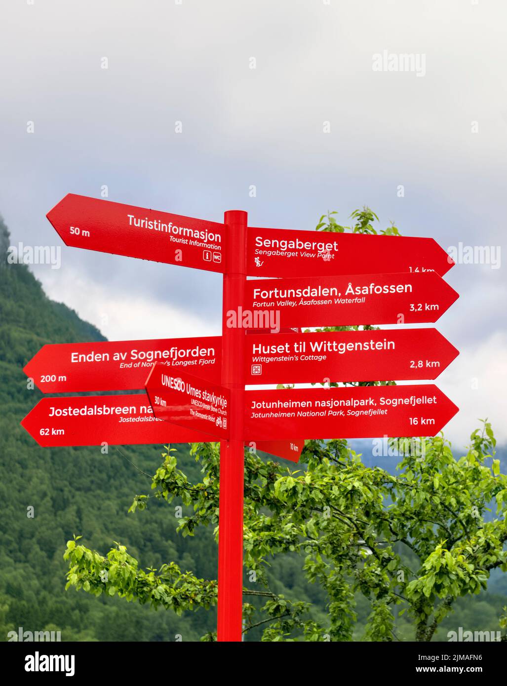 Red tourist information signs hi-res stock photography and images - Alamy