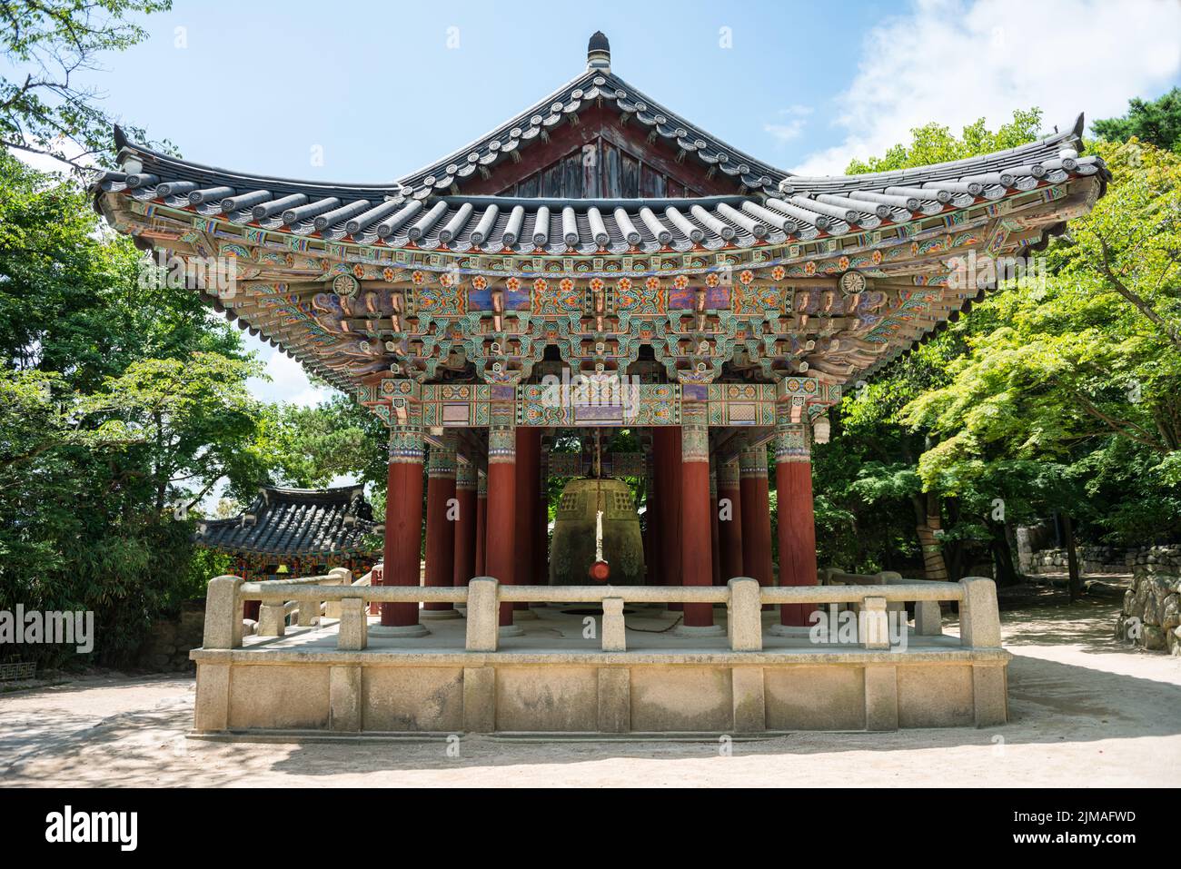 A traditional Korean building at the Bulguksa temple in South Korea ...