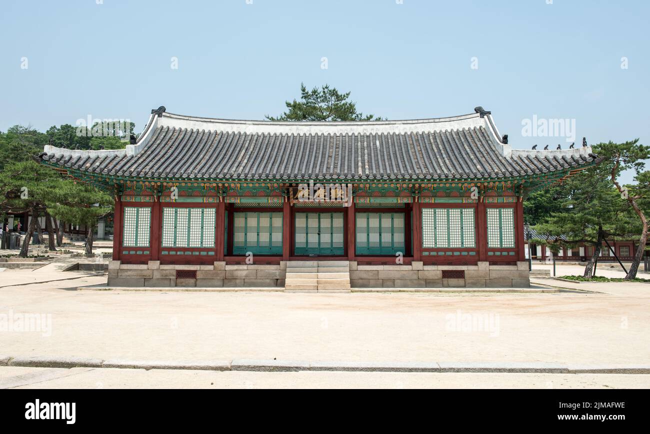 Tourist visit at Changdeokgung palace, built by the kings of the Joseon ...