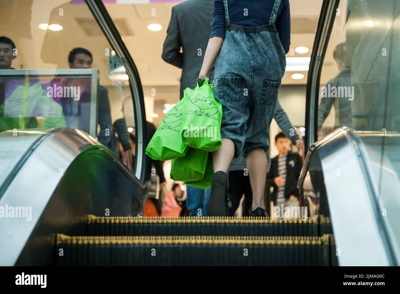 Landscape and people of large-scale wholesale market in Guangzhou ...