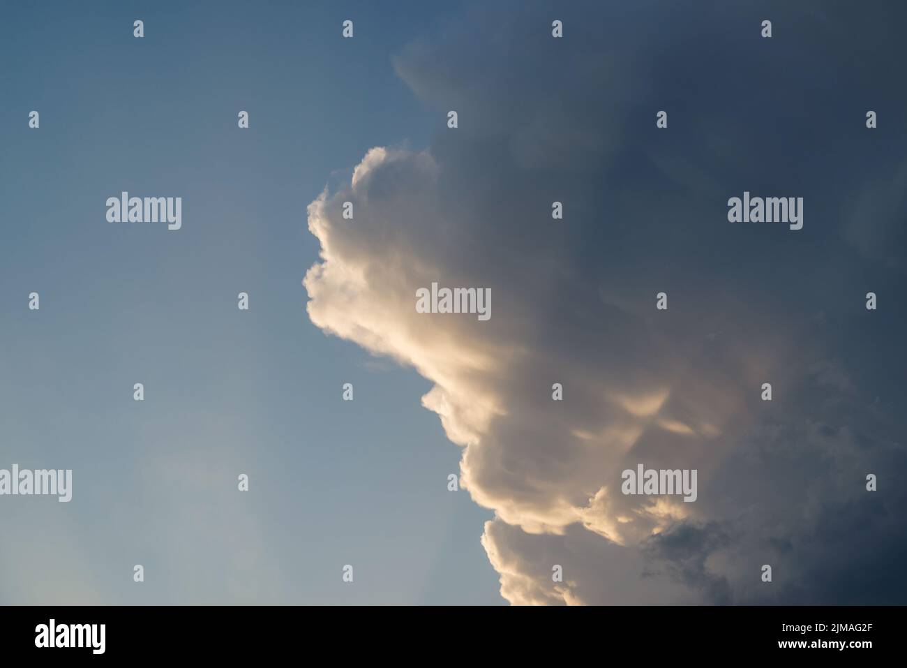 Cumulus partly spreading with ominous stormy weather Stock Photo - Alamy