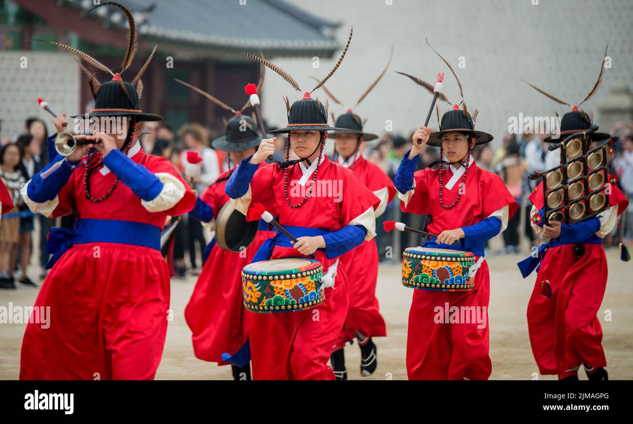 Dressed in traditional costumes from Gwanghwamun gate of Gyeongbokgung ...