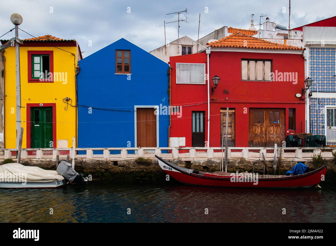 Houses near river hi-res stock photography and images - Alamy