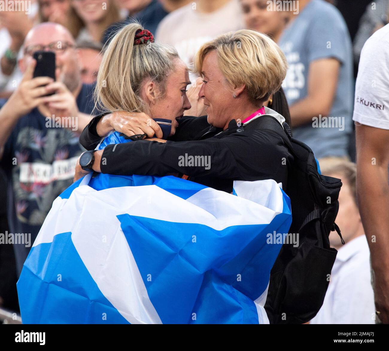 Eilish McColgan celebrating her win with her mum Liz McCogan after ...