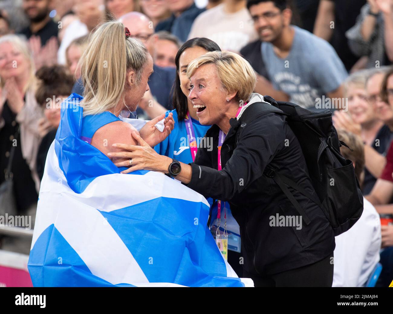 Eilish McColgan celebrating her win with her mum Liz McCogan after ...