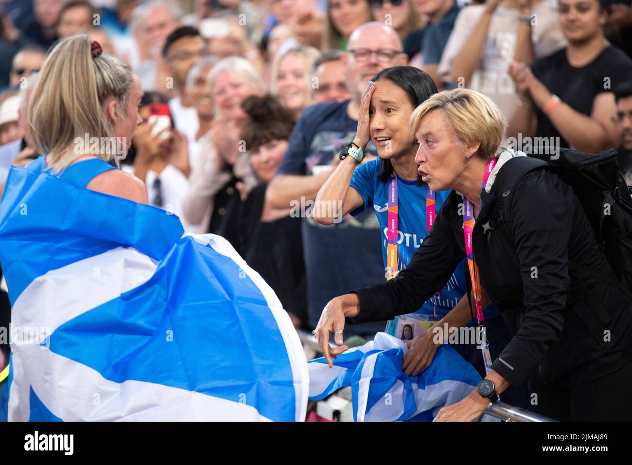 Eilish McColgan celebrating her win with her mum Liz McCogan after ...
