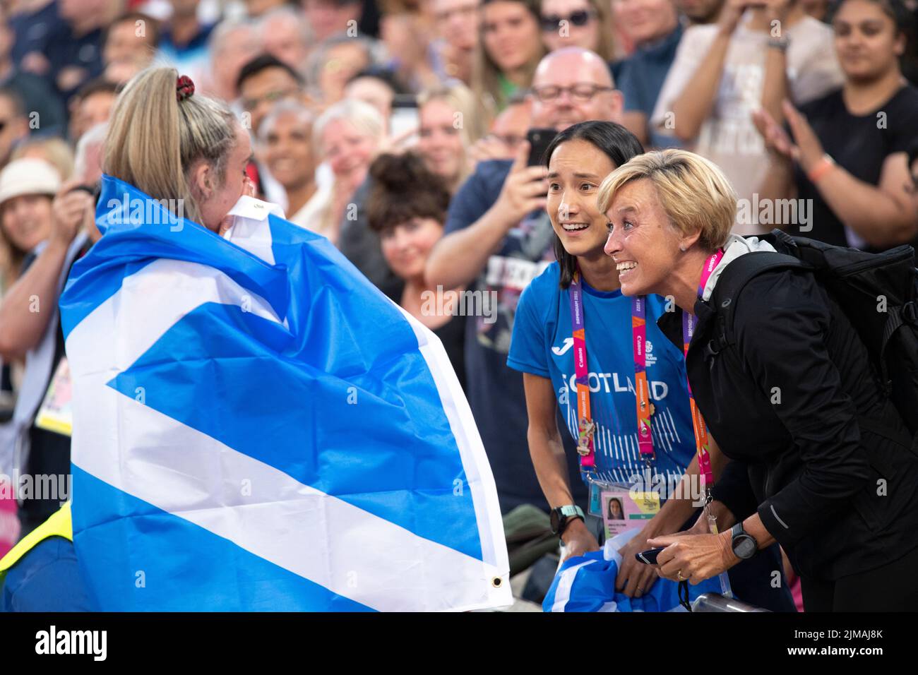 Eilish McColgan celebrating her win with her mum Liz McCogan after ...