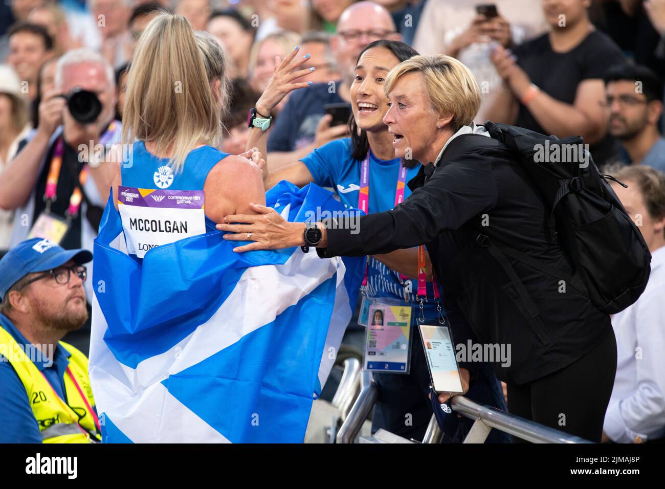 Eilish McColgan celebrating her win with her mum Liz McCogan after ...