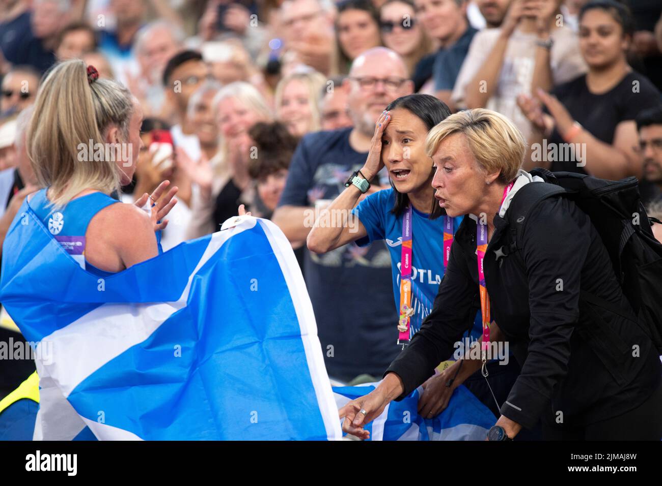 Eilish McColgan celebrating her win with her mum Liz McCogan after ...