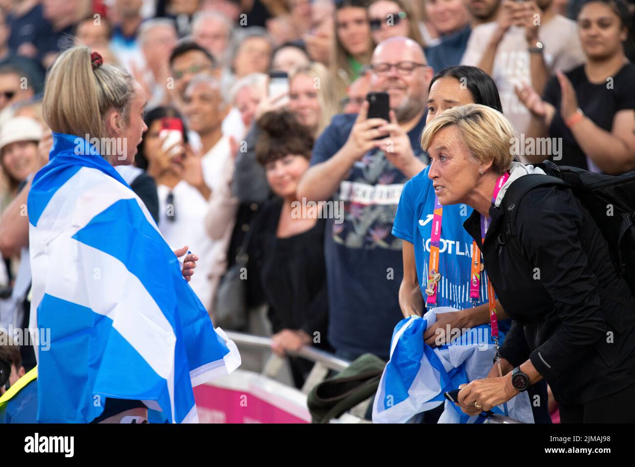 Eilish McColgan celebrating her win with her mum Liz McCogan after ...