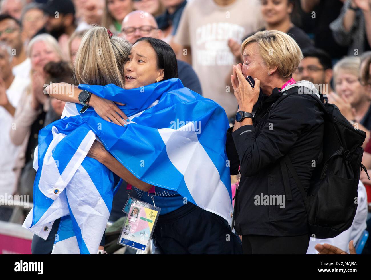 Eilish McColgan celebrating her win with her mum Liz McCogan after ...