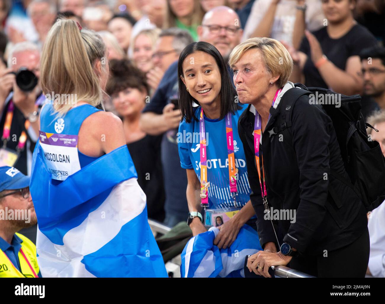 Eilish McColgan celebrating her win with her mum Liz McCogan after ...