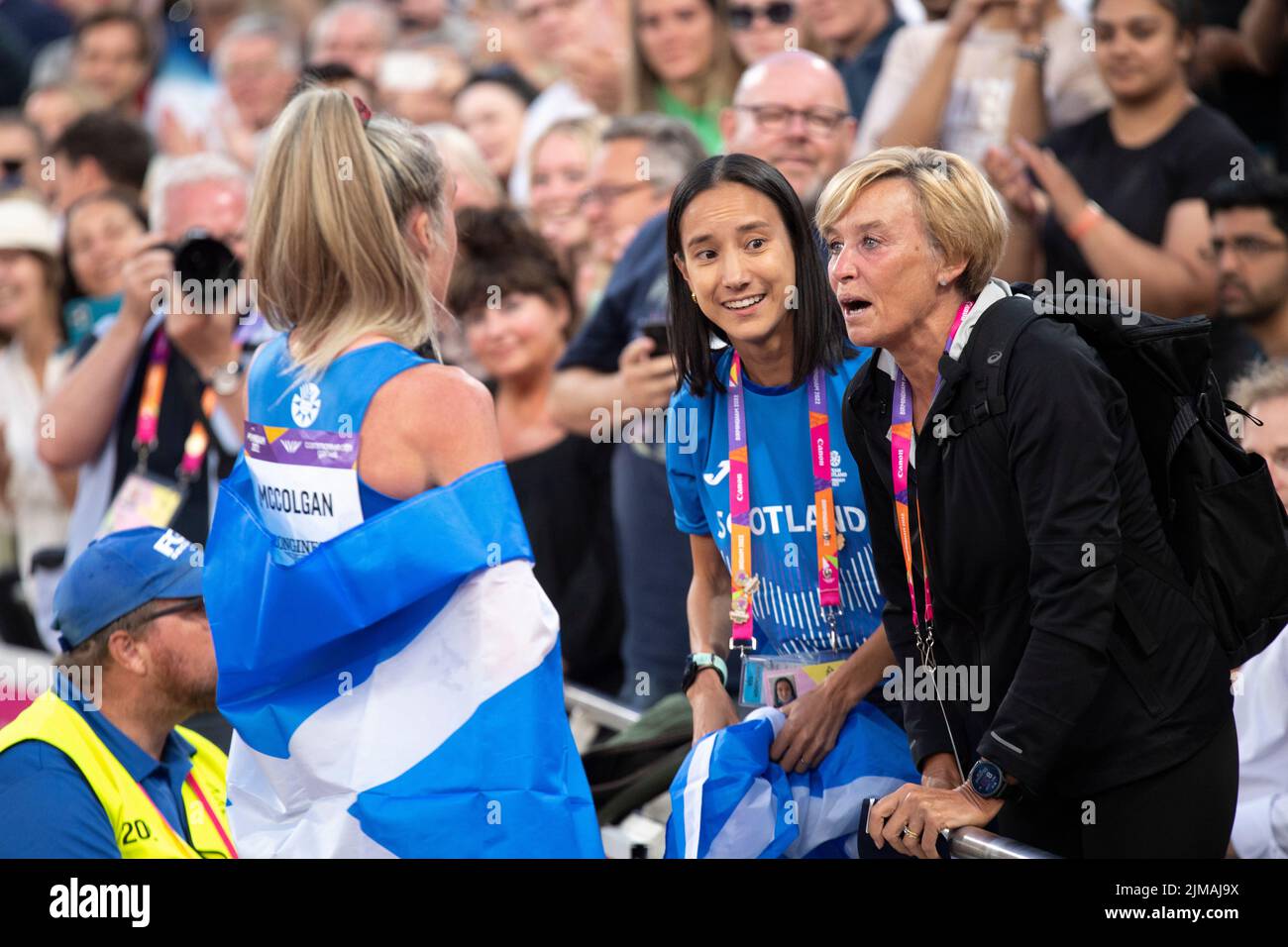 Eilish McColgan celebrating her win with her mum Liz McCogan after ...