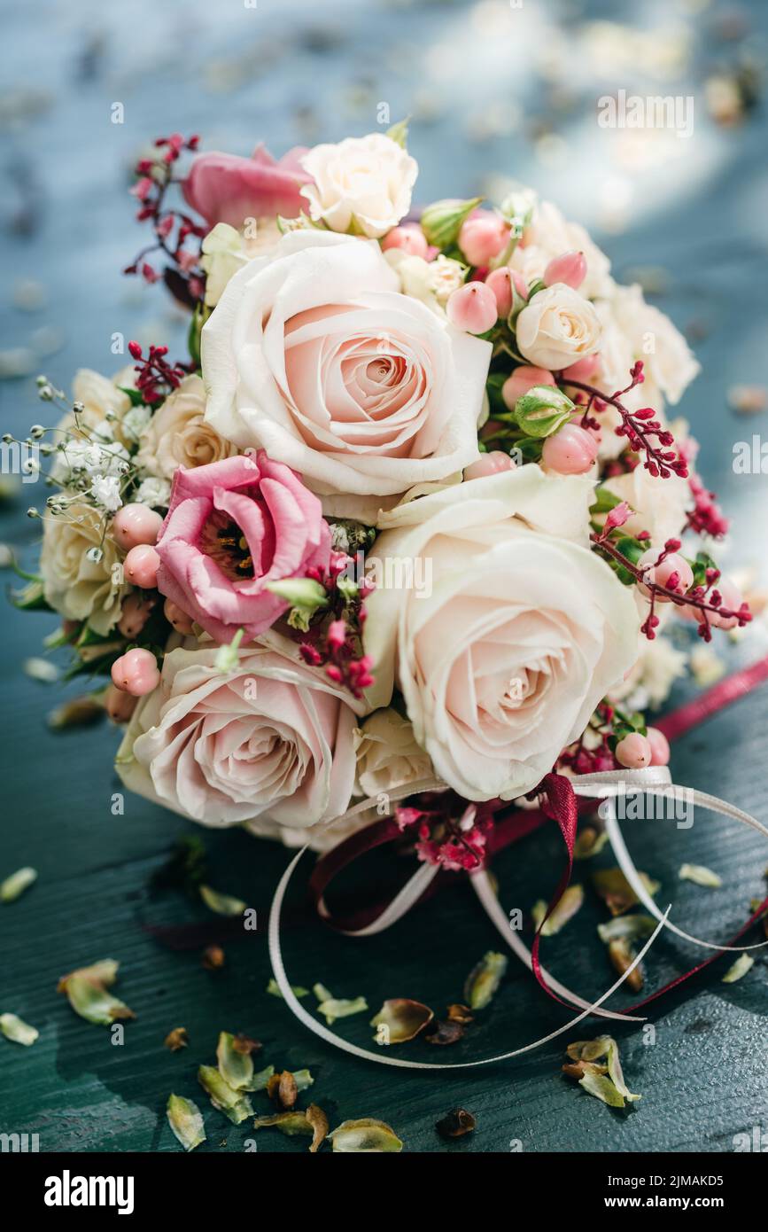 Natural bridal bouquet hi-res stock photography and images - Alamy