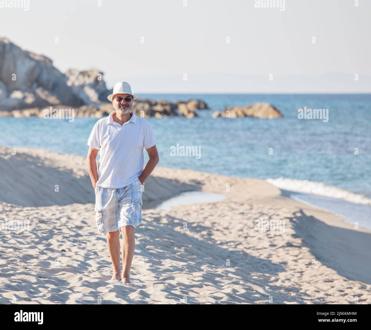 Elderly beach hi-res stock photography and images - Alamy