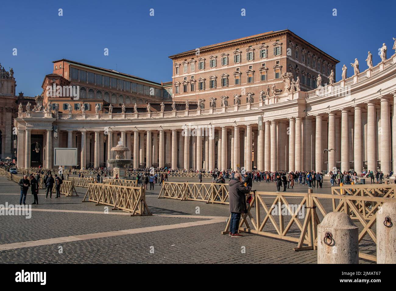 Petersplatz und petersdom hi-res stock photography and images - Alamy