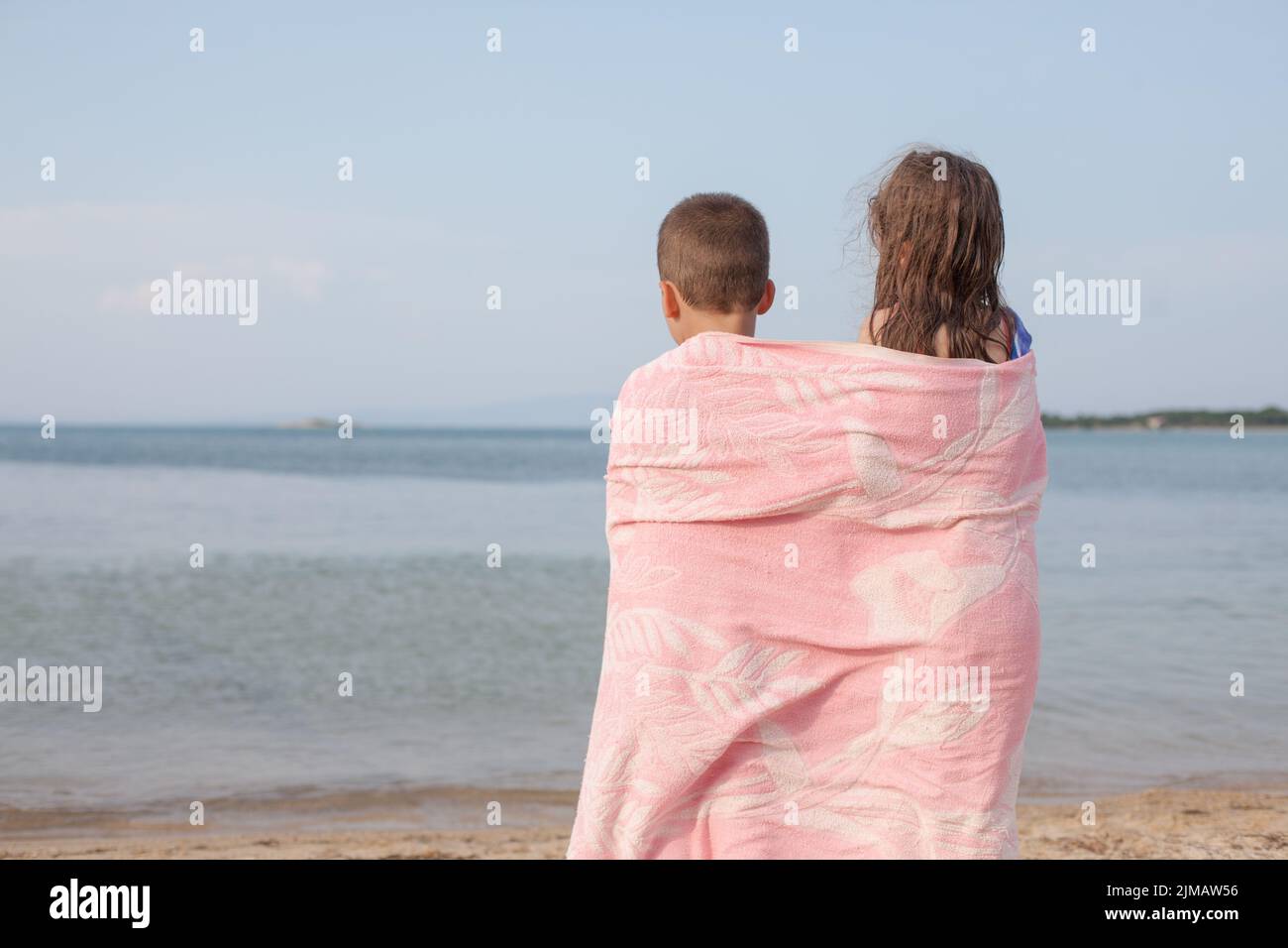 Kids Back Sea Lake Ocean Stock Photo - Alamy