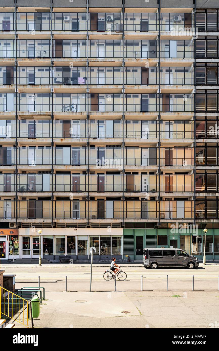 Vertical view residential building hi-res stock photography and images ...