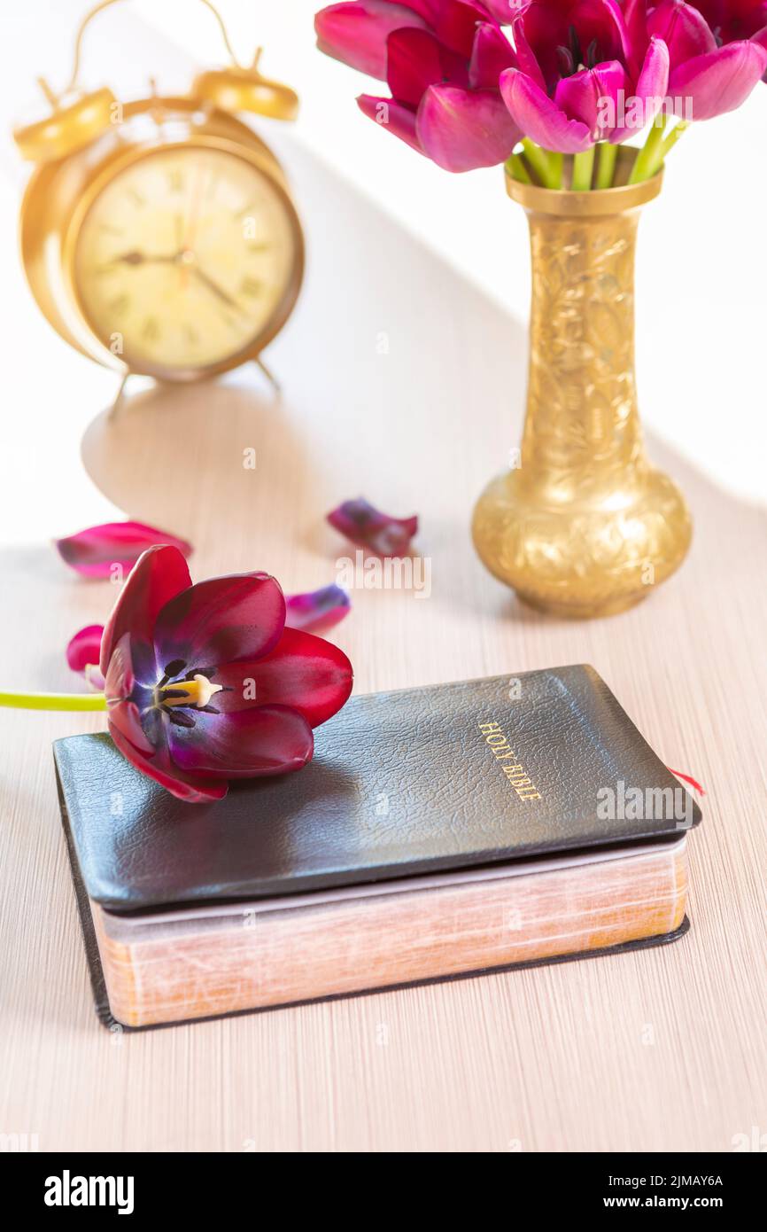 Open bible table hi-res stock photography and images - Alamy