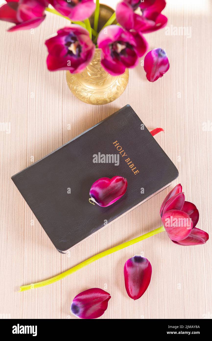 Open bible table hi-res stock photography and images - Alamy