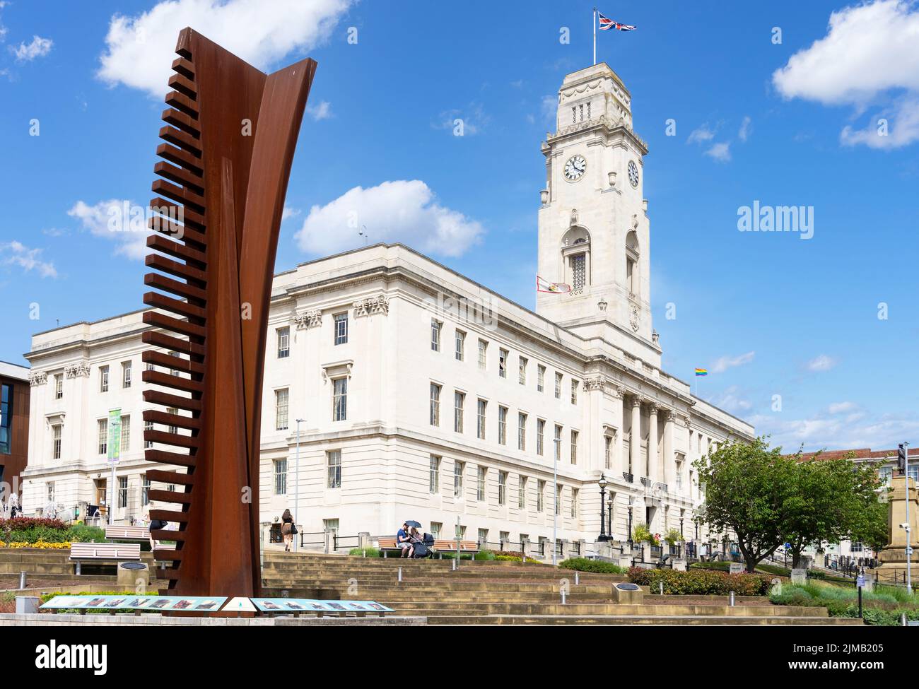 Barnsley Town Hall and the bronze Crossing Vertical 2006 Sculpture by ...
