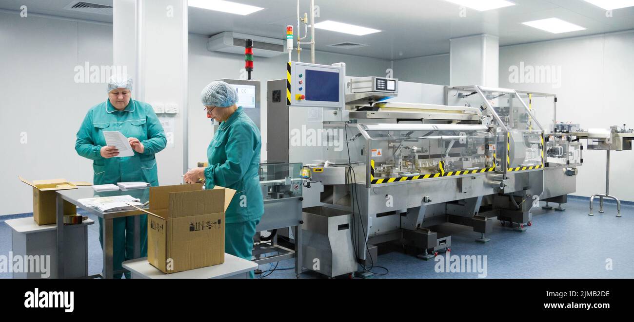 Pharmaceutical factory workers in sterile environment Stock Photo - Alamy