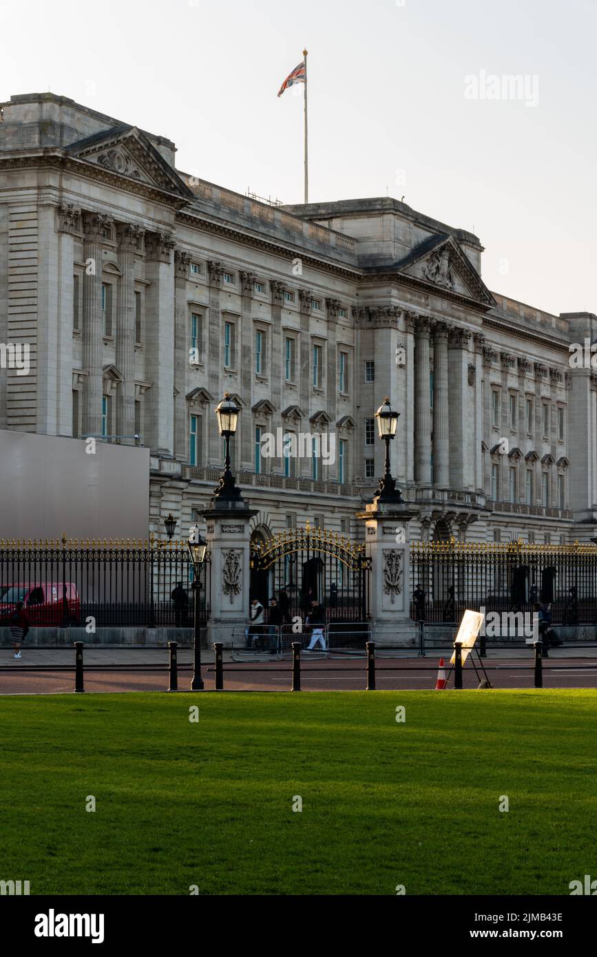 Buckingham palace queen flag hi-res stock photography and images - Alamy