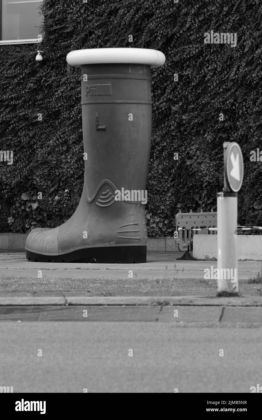 Installation giant hi-res stock photography and images - Alamy