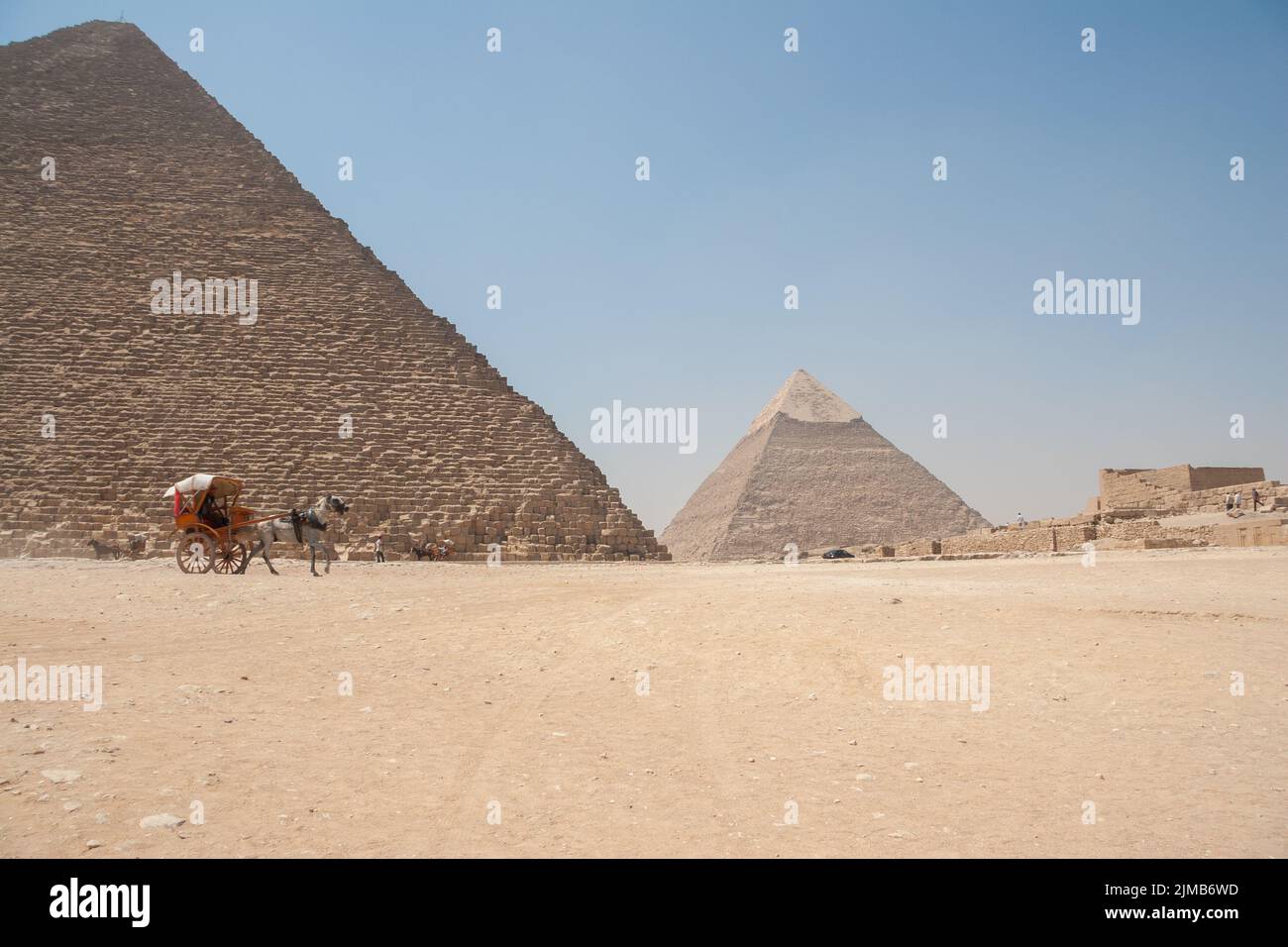 Horse dragging cart in front of the Giza Pyramids Stock Photo - Alamy