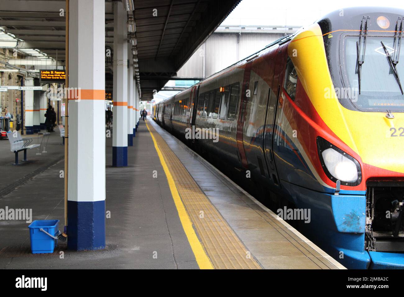 Inside sheffield train station sheffield hi-res stock photography and ...