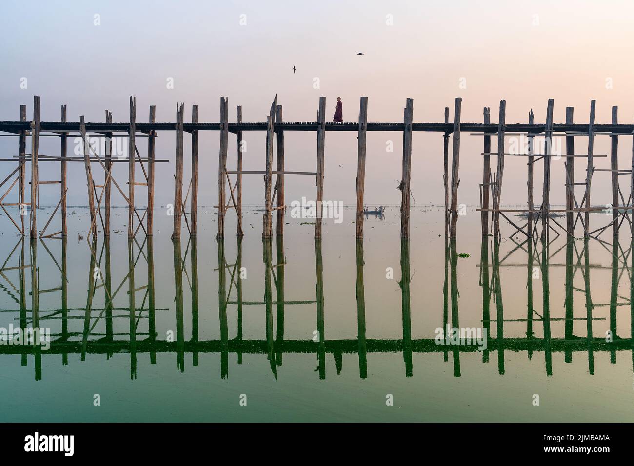 A scenic sunrise at U Bein Bridge in Mandalay, Myanmar (Burma Stock ...