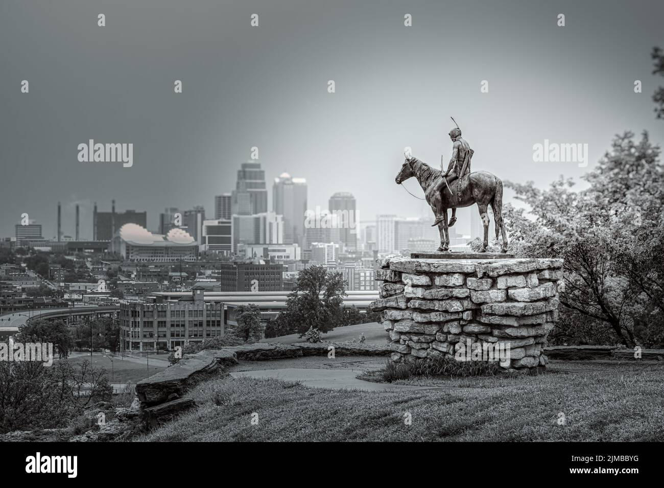Kansas city skyline statue hi-res stock photography and images - Alamy