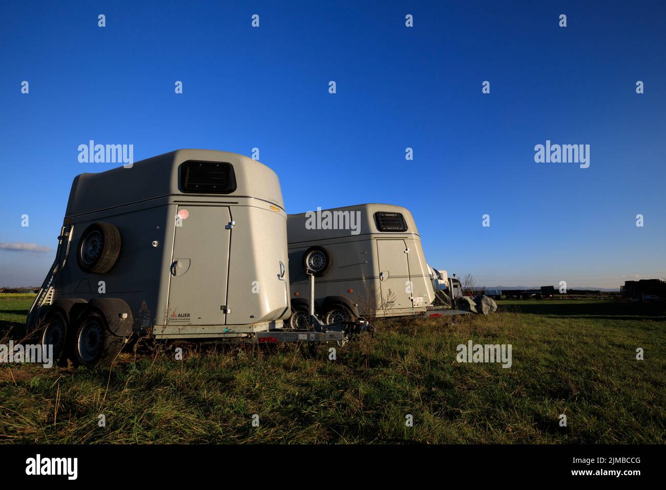 Horse boxes hi-res stock photography and images - Alamy