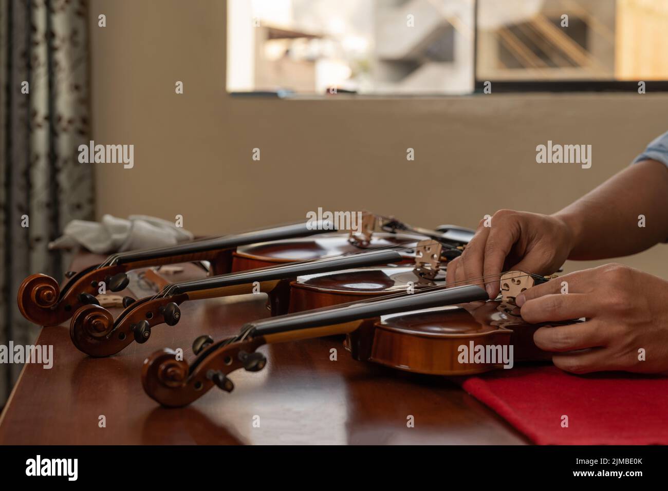 Handcrafted violin hi-res stock photography and images - Alamy