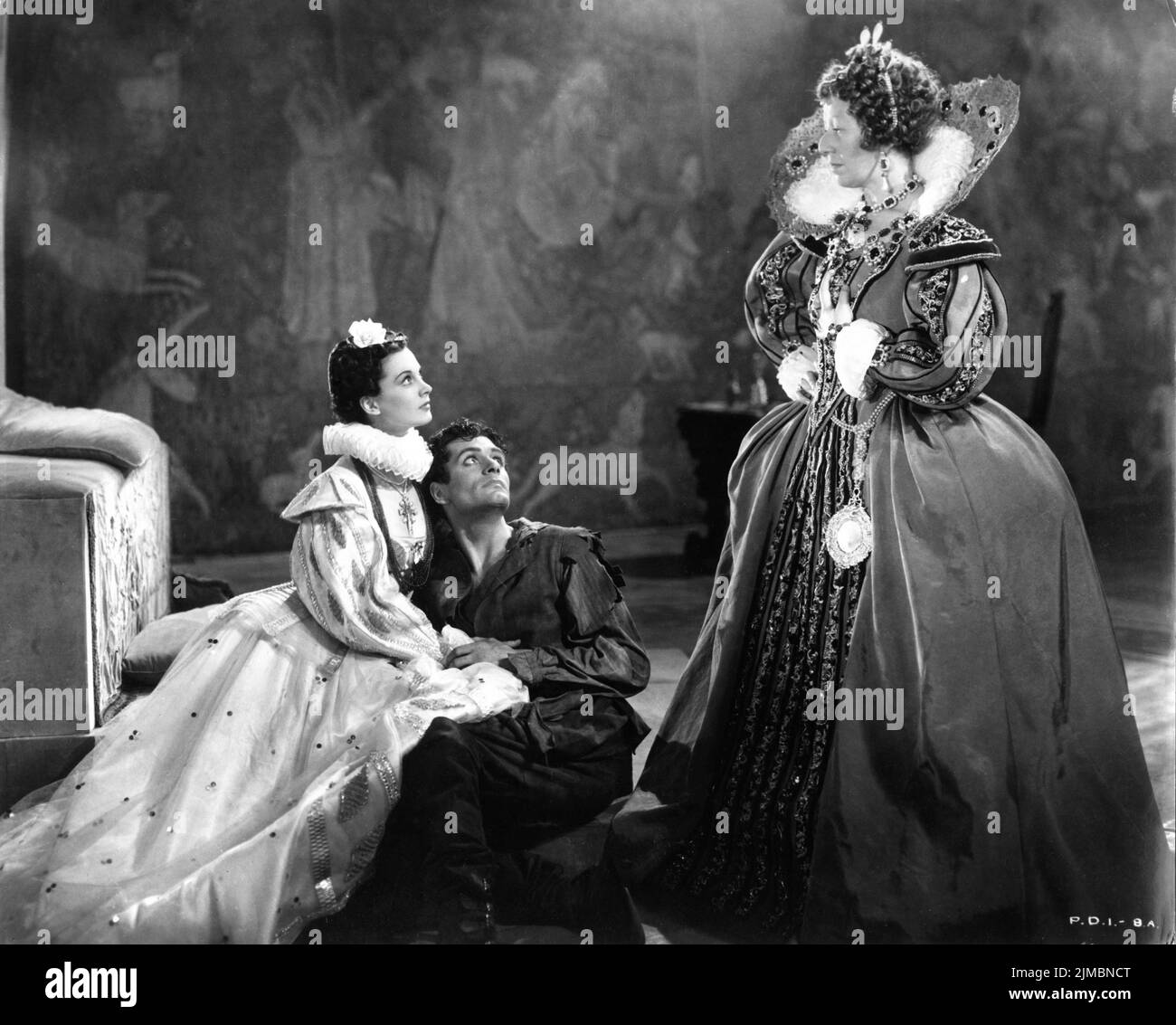 VIVIEN LEIGH LAURENCE OLIVIER and FLORA ROBSON in FIRE OVER ENGLAND ...